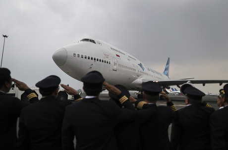 Garuda Indonesias Pilots Salute Boeing 747400 Editorial Stock Photo ...