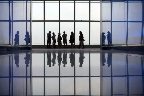 __COUNT__ imágenes de Visitors look at the panoramic view, Hong Kong ...
