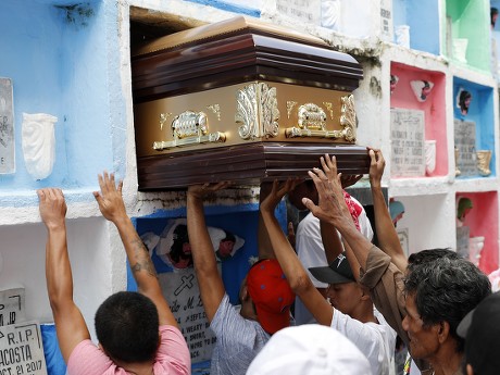 Filipino Mourners Place Coffin Into Tomb Editorial Stock Photo - Stock ...