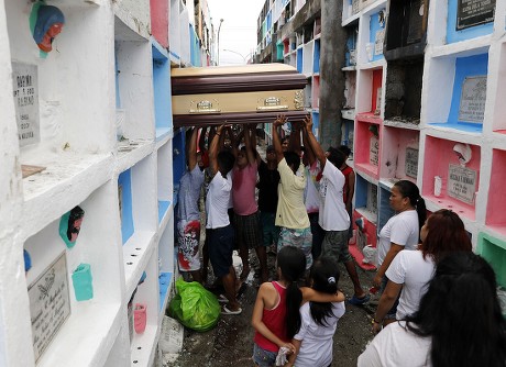 Filipino Mourners Place Coffin Into Tomb Editorial Stock Photo - Stock ...