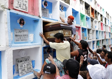Filipino Mourners Place Coffin Into Tomb - Foto de stock de contenido ...