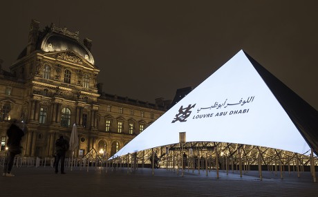 __COUNT__ imágenes de Louvre Pyramid projection to promote Abu Dhabi ...