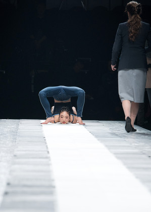 Chinese Contortionist Liu Teng Sets New - Foto de stock de contenido ...
