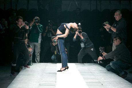 Chinese Contortionist Liu Teng Sets New Editorial Stock Photo - Stock ...