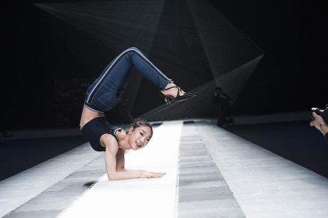 Chinese Contortionist Liu Teng Sets New Editorial Stock Photo - Stock ...