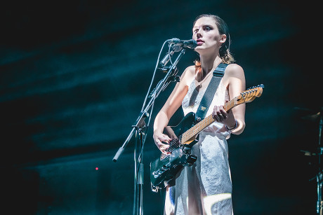 Wolf Alice in concert at the O2 Apollo, Manchester, UK - 09 Nov 2017 ...