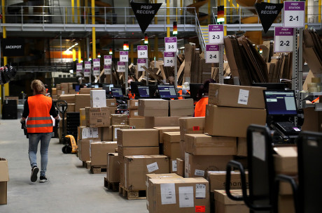 Employee Works New Amazon Logistic Fulfillment Editorial Stock Photo ...