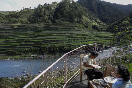 Filipinos Eat Meal On Viewing Deck Redaktionelles Stockfoto – Stockbild ...