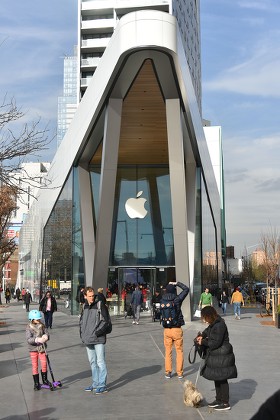 Apple Downtown Brooklyn Store Grand Opening Editorial Stock Photo ...