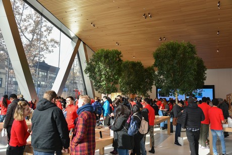 Apple Downtown Brooklyn Store Grand Opening Editorial Stock Photo ...