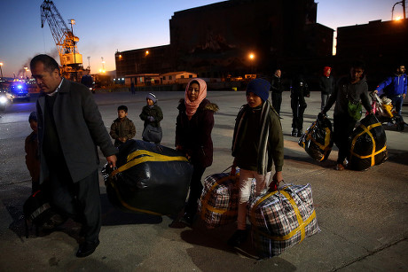 Refugees Carry Their Belongings They Disembark Redakčních stock ...