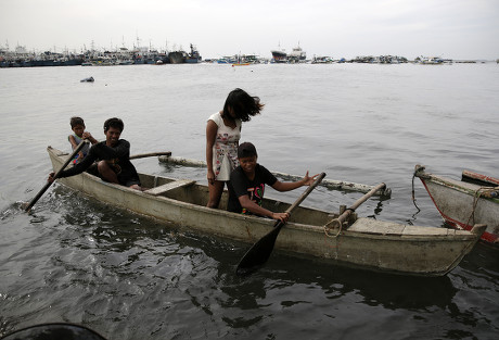 Filipino Diver Emerges Along Manila Bay Editorial Stock Photo - Stock ...