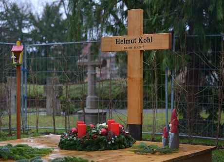 Grave of late Helmut Kohl with Christmas decoration, Speyer, Germany ...