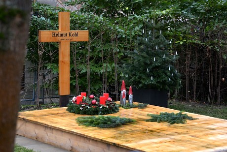 Grave of late Helmut Kohl with Christmas decoration, Speyer, Germany ...