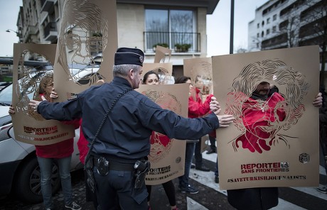 Police Officer Tries Block Members Reporters Editorial Stock Photo ...