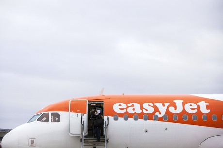 Easyjet Airplane Airbus A320 Flight Ezy5569 Editorial Stock Photo ...
