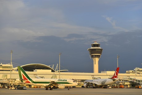 88 Airbus a318 Stock Pictures, Editorial Images and Stock Photos ...