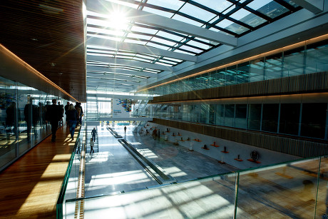 Employees Walk Hall Worldwide Headquarters Production Redaktionelles ...