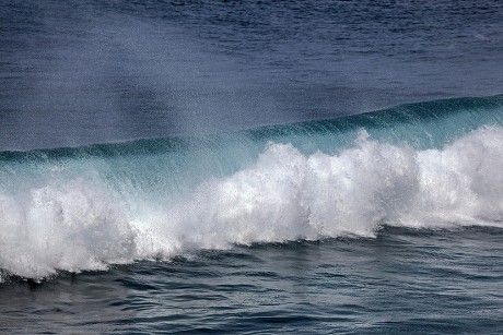 Breaking Waves Strong Swell Spray Island Editorial Stock Photo - Stock ...