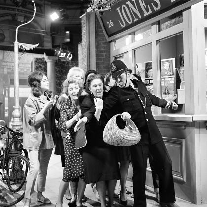 fotos de Winning Widows Tv Avice Landon Peggy - Foto de stock de ...