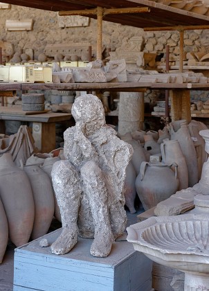 Storage Room Archaeological Pieces Archaeological Findings Editorial ...