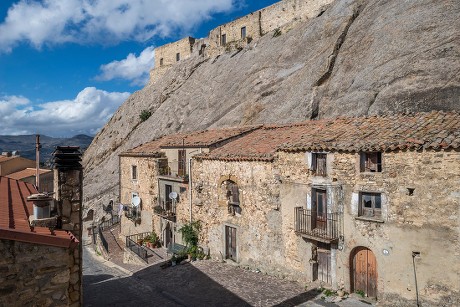 500 Italian stone houses Stock Pictures, Editorial Images and Stock ...