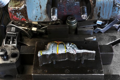 500 Workbench Stock Pictures, Editorial Images and Stock Photos ...