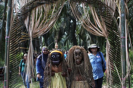 Mah Meri Tribes People Wear Traditional Editorial Stock Photo - Stock ...