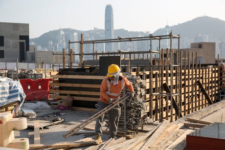 imágenes de Construction workers carry out work on the West Kowloon ...