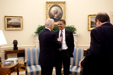 US President Barack Obama meeting with various aides in the White House ...