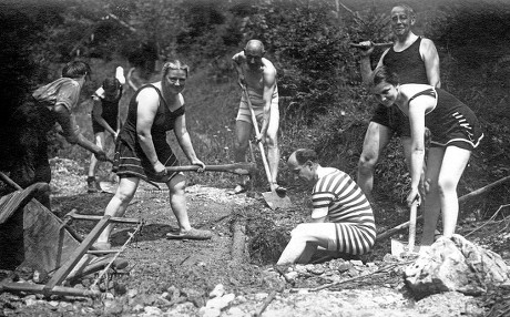39 Group digging hole Stock Pictures, Editorial Images and Stock Photos ...