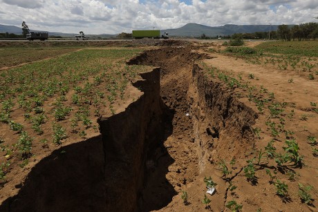 __COUNT__ Huge cracks develop along Kenya's Rift Valley town of Mai ...