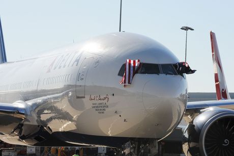 Boeing 777 Taking Off Editorial Stock Photo - Stock Image | Shutterstock