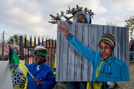 South Africans Gather Coffin Late Winnie - Foto de stock de contenido ...