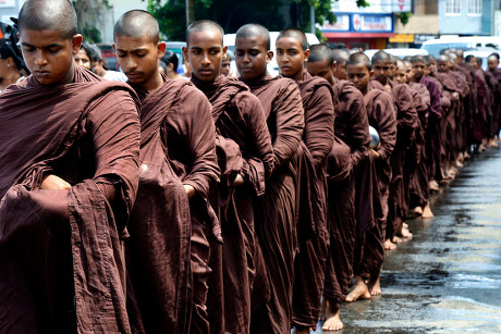 Pindapatha to mark Vesak Day, Colombo, Sri Lanka - 25 Apr 2018 Stock ...
