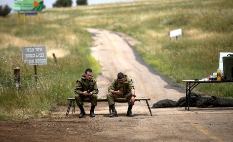 Israeli Soldiers Check Their Mobile Phones Editorial Stock Photo ...