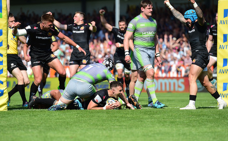 Exeter Chiefs Players Celebrate Opening Try Editorial Stock Photo ...