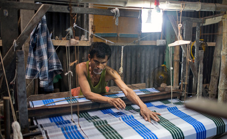 Bangladeshi Weaver Works Traditional Wooden Handloom Editorial Stock ...