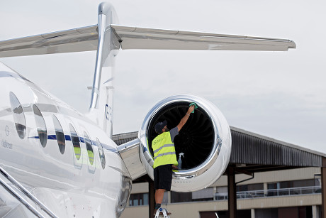 Employee Cleans Jet Engine Gulfstream G500 Editorial Stock Photo ...
