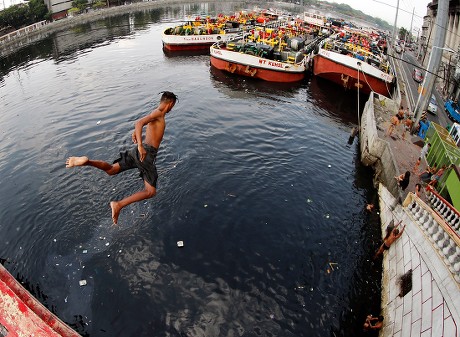 Filipino Children Frolic On Polluted Water Editorial Stock Photo ...
