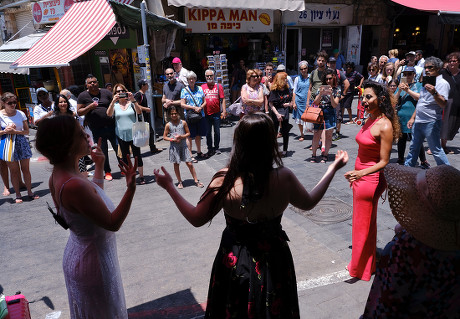 __COUNT__ Israeli opera singers perform in Jerusalem Mahane Myehuda ...