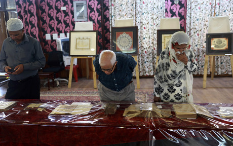 People Visit Calligraphy Manuscript Exhibition Srinagar Editorial Stock ...