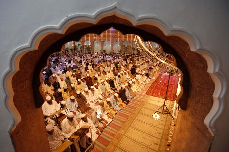 Pakistani Muslims Offer Special Taravih Prayers Editorial Stock Photo ...