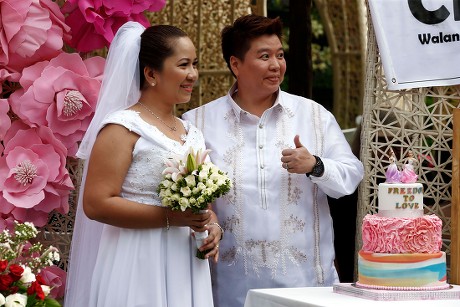 Filipino Couple Pose Souvenir Photos Before Editorial Stock Photo ...