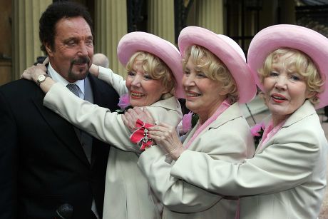 obituary - babs beverley sisters dies aged Stock Photos (Exclusive ...