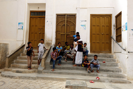Yemeni Children Stand Against Mudbrick Skyscraper Editorial Stock Photo ...