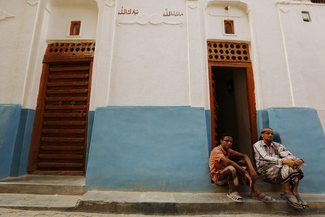 Yemenis Sit Outside Mudbrick Skyscraper Ancient Editorial Stock Photo ...