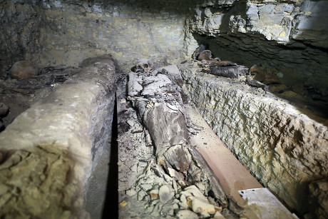 Mummy Seen Inside Newly Discovered Burial Editorial Stock Photo - Stock ...