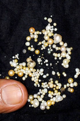 Kuwaiti Displays Pearls During Annual Pearl Editorial Stock Photo ...