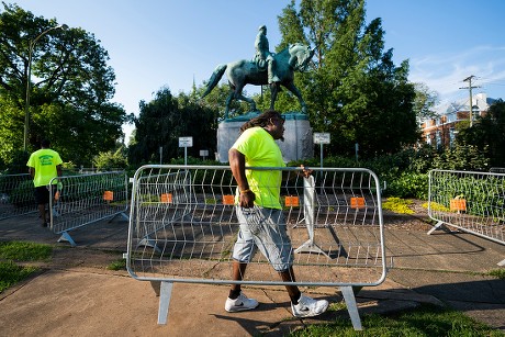 State Workers Set Fencing Around Statue Editorial Stock Photo - Stock ...